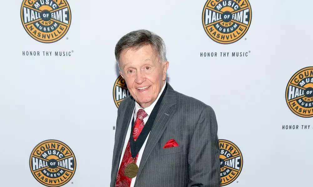 Bill Anderson di 60 saliya xwe de wekî endamê Grand Ole Opry hate xelat kirin