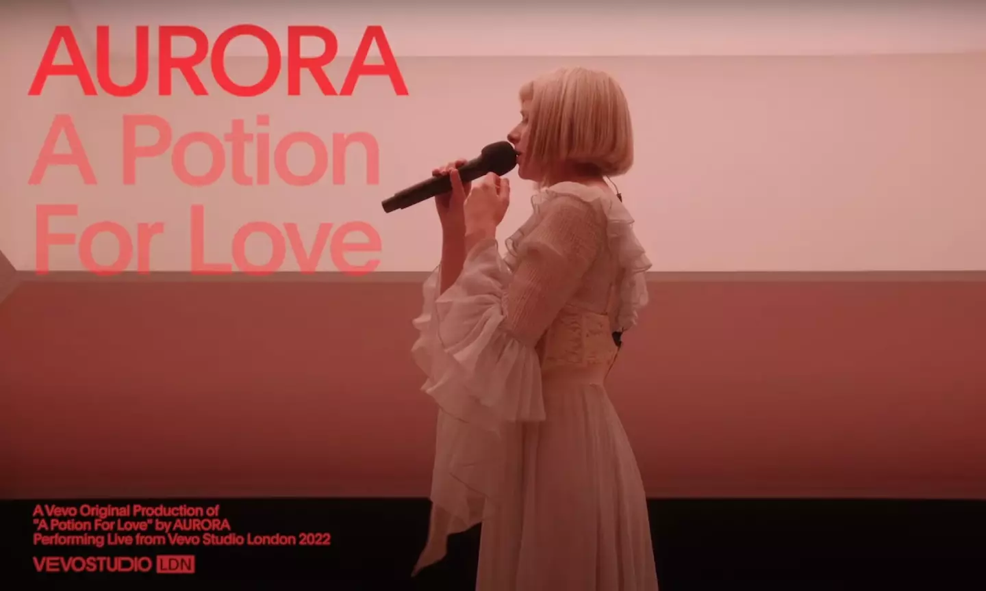 Aurora yn Rhannu ‘Apotion For Love’ O ‘Y Duwiau y Gallwn Gyffwrdd’