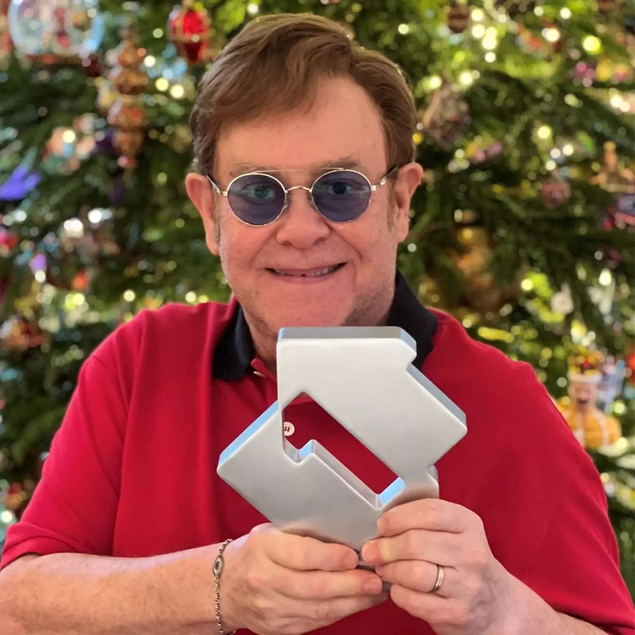 Elton John's LadBaby Cameo Mbantu Dheweke Outsell Dhewe Kanggo Xmas No.1