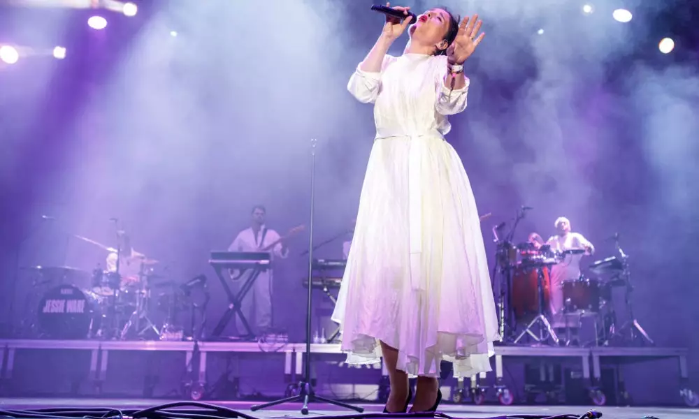 Jessie Ware publisearret disco-klear fideo foar 'asjebleaft'