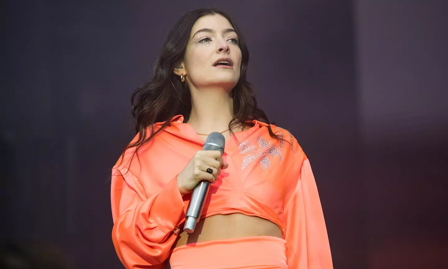 Lorde Dibêje Ew Ji nûve Nêzîkî Dinivîsandina Stranên Big Popê Dike