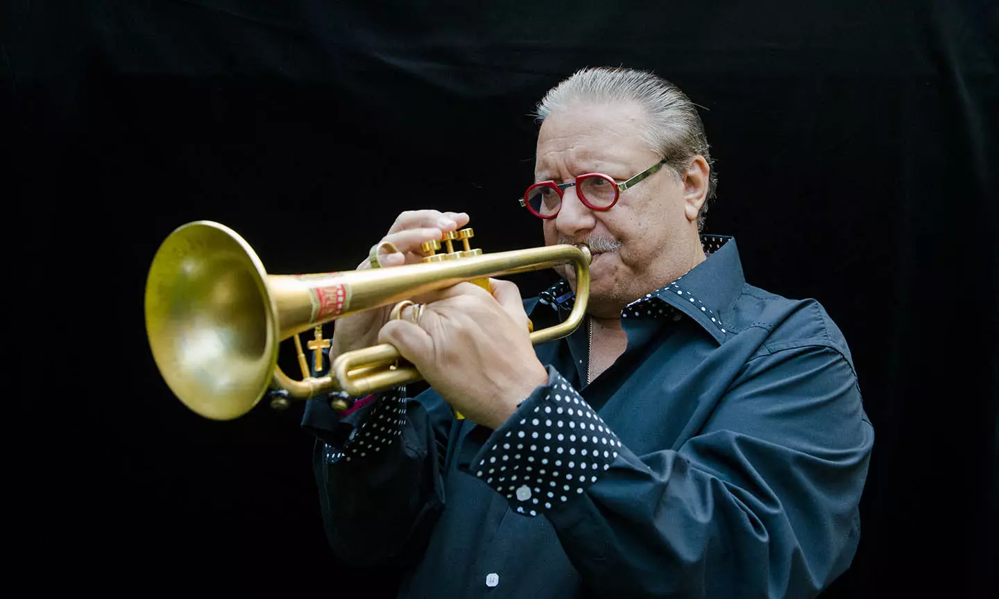 Cén fáth a bhfuil Arturo Sandoval, Trumpeter Snagcheol Laidineach, Tábhairne