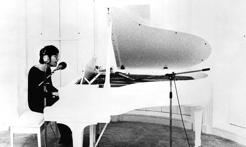 John Lennon, mwandishi wa Imagine, kwenye piano, picha na Peter Fordham COPYRIGHT Yoko Ono mtandao uliboresha 1000