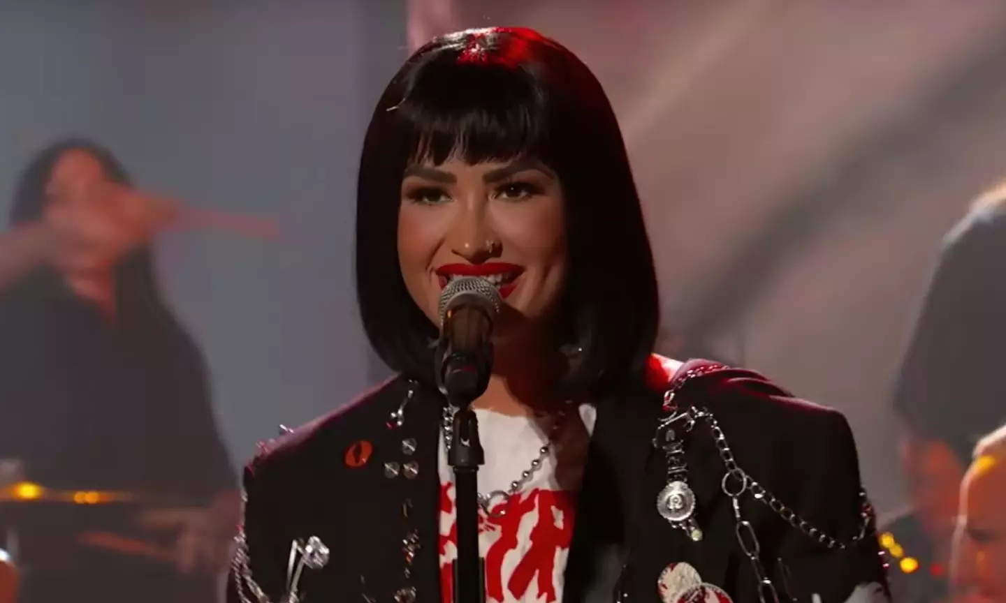 Demi Lovato leverer urolig præstation af 'Substance' på 'Kimmel'