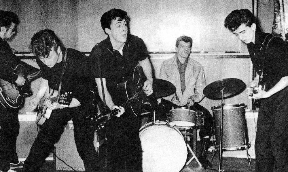 Y Silver Beatles, fel yr oedden nhw bryd hynny, ar y llwyfan yn Lerpwl yn 1960 gyda Stuart Sutcliffe ar y chwith eithaf a Johnny Hutch yn eistedd i mewn ar y drymiau. Llun: Archif Michael Ochs/Getty Images