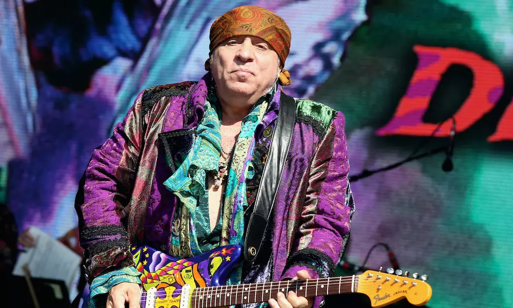 UStevie Van Zandt Ulungiselela Inkumbulo 'Yokuthatheka Okungajabulisi' NgoSepthemba