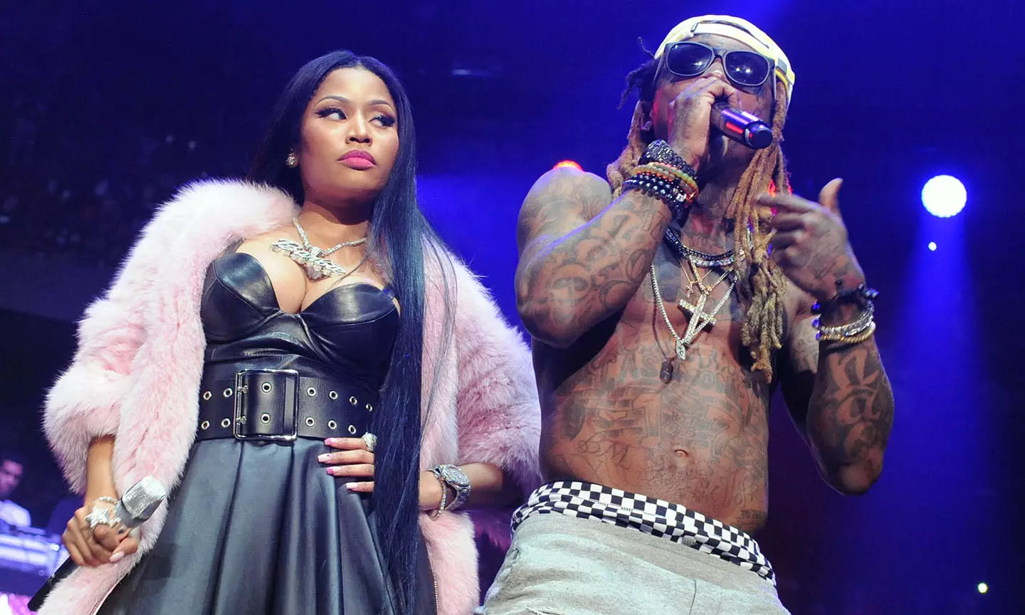 Nicki Minaj Mengejutkan Peminat Di Essence Fest Dengan Penampilan Oleh Lil Wayne