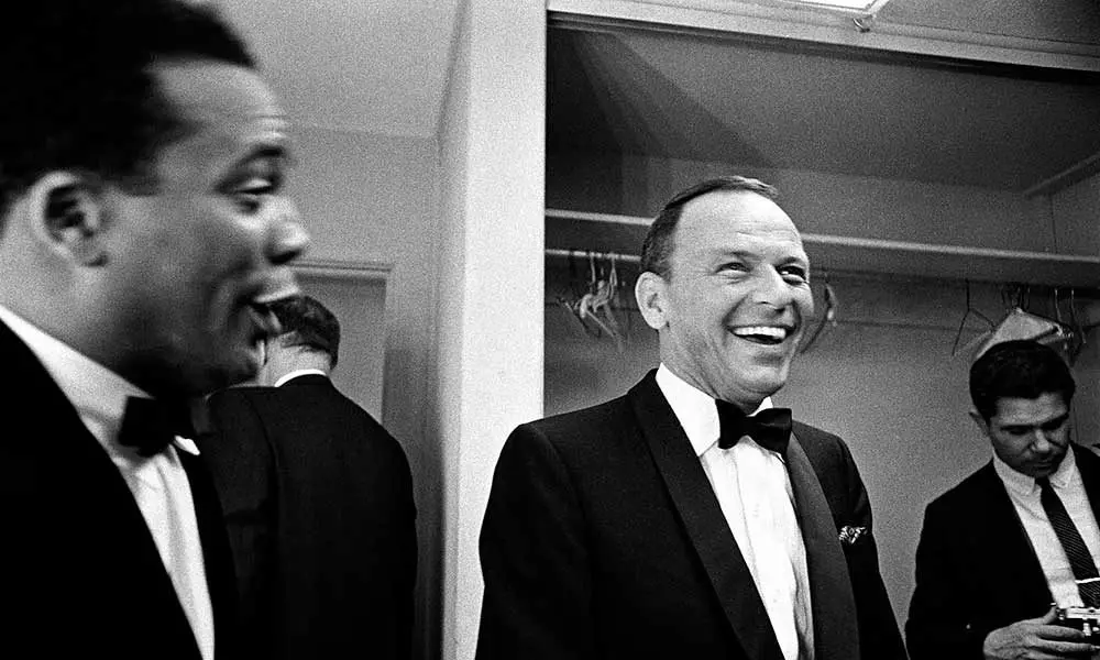 Frank Sinatra Nangtung Room Ngan Pencét Shot [03] - KREDIT Frank Sinatra Usaha
