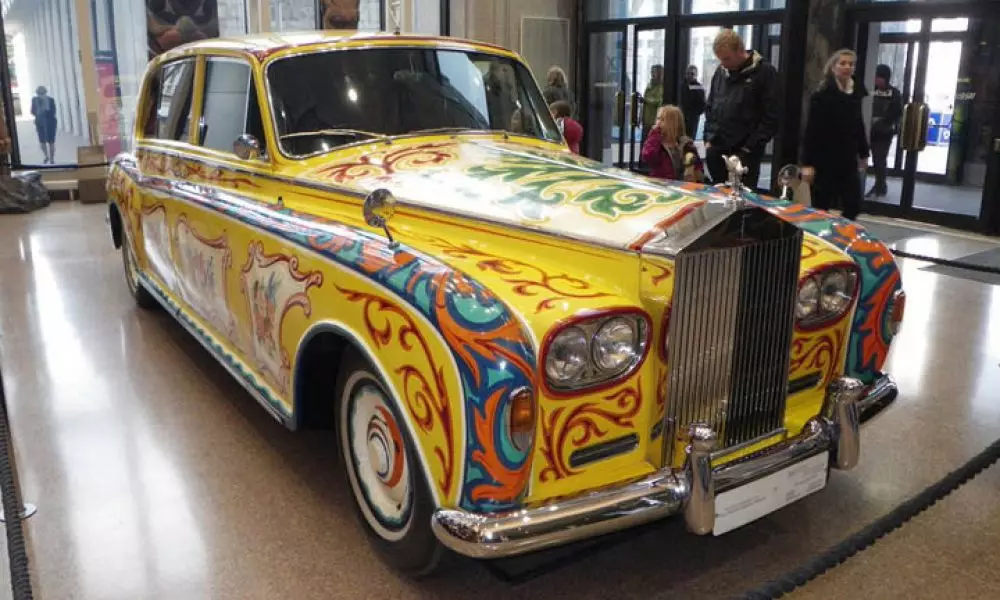 John Lennon, famosa exposición de Rolls Royce en Londres