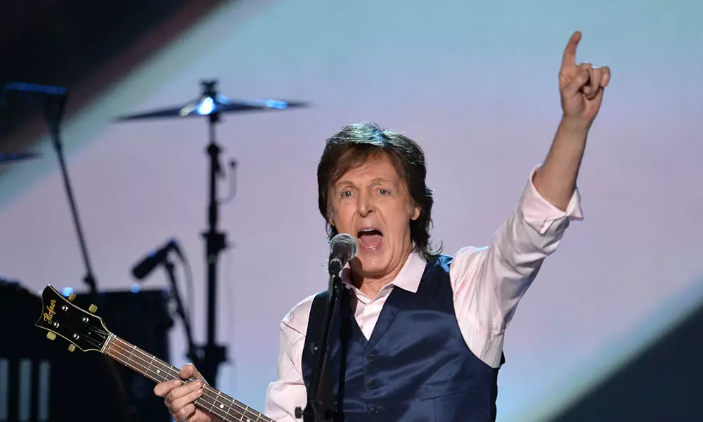 UPaul McCartney uxoxa ngeengoma zakhe ezidumileyo kudliwanondlebe olutsha lwevidiyo