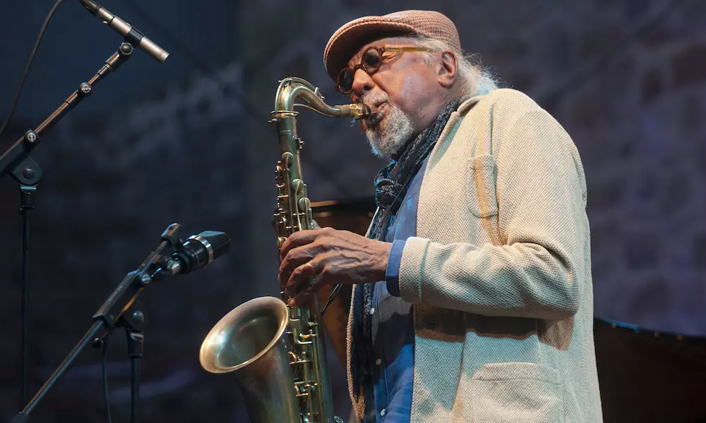 Ascolta la cover di Charles Lloyd & The Marvels di "Anthem" di Leonard Cohen