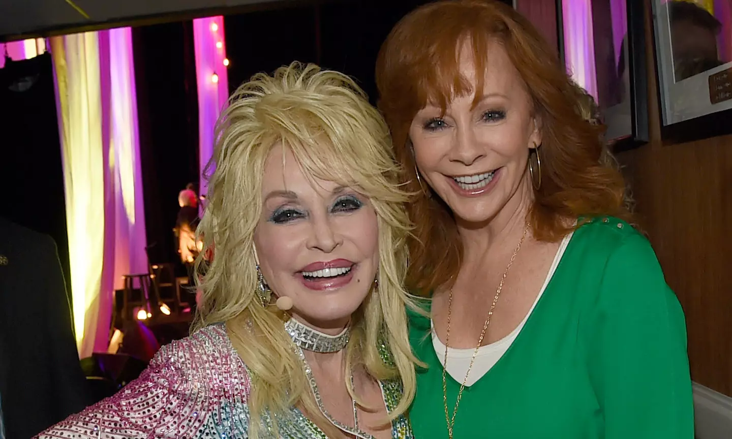 Reba McEntire, Dolly Partonun ilk dueti "O səni sevirmi" remeykidir