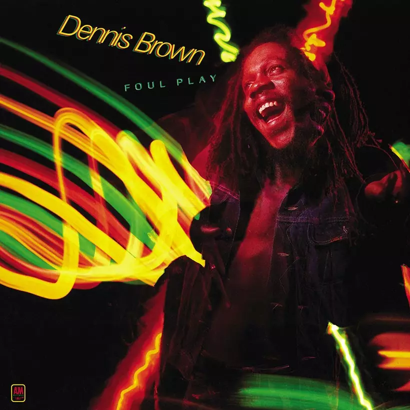 'Foul Play': Kif Dennis Brown Skurja Kbir Fis-snin 80 | uDiscover