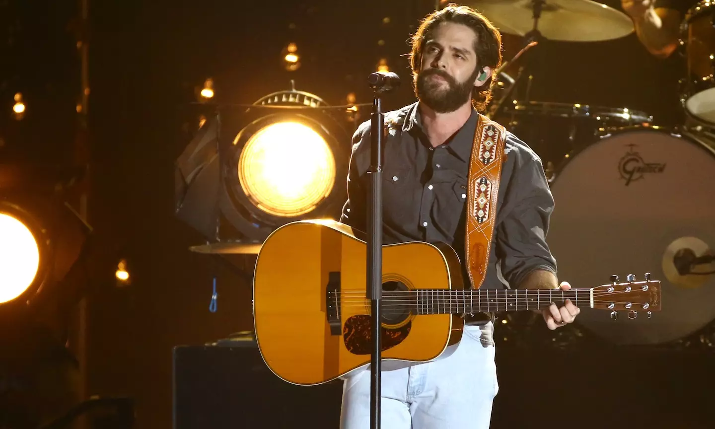 Thomas Rhett Poentas 19-an Sukceson Kiel "Kie Ni Komencis" Albumo debutas