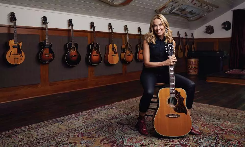 Sheryl Crow Timijiet Bil Gibson Għall Country Western Supreme Guitar