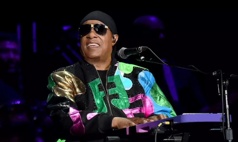 Stevie Wonder kunngjør nytt selskap, deler to nye sanger | uOppdag