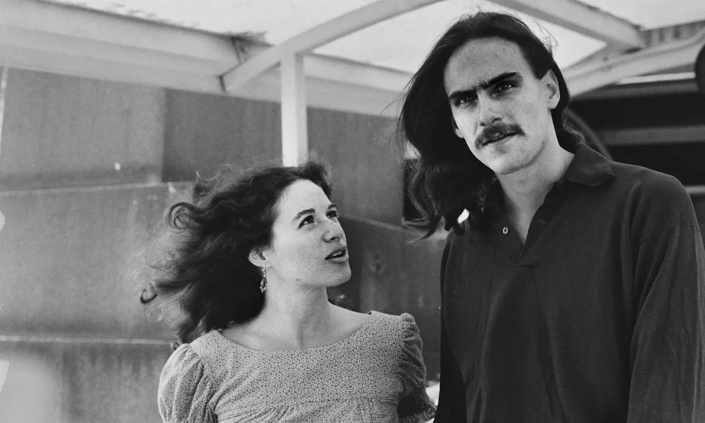 Horfðu á „Soldiers“ eftir James Taylor frá 1971, með Carole King á píanó