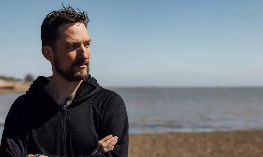 Gbọ si Frank Turner's The Gathering Ft. Jason Isbell, Dom Howard