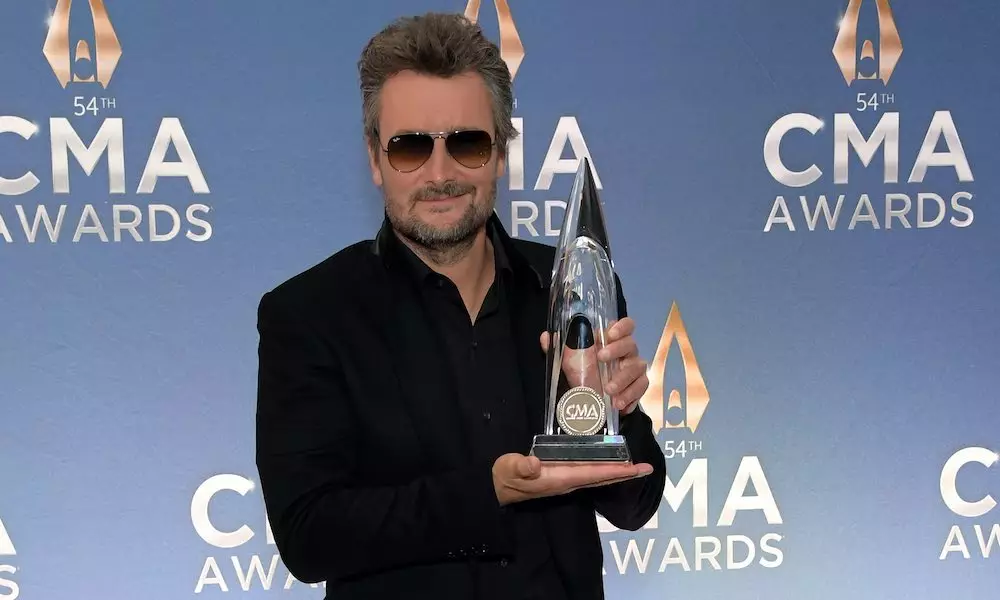 Eric Church gana su primer premio al artista del año en los CMA 2020