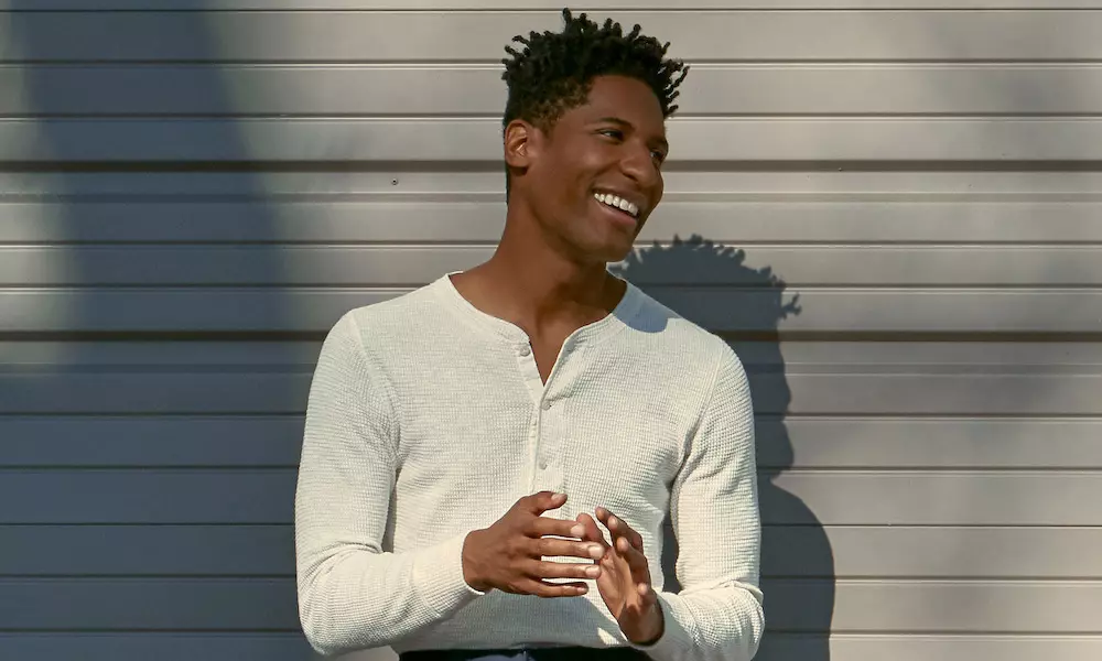 Jon Batiste danser opp en storm i video for singelen "I Need You"