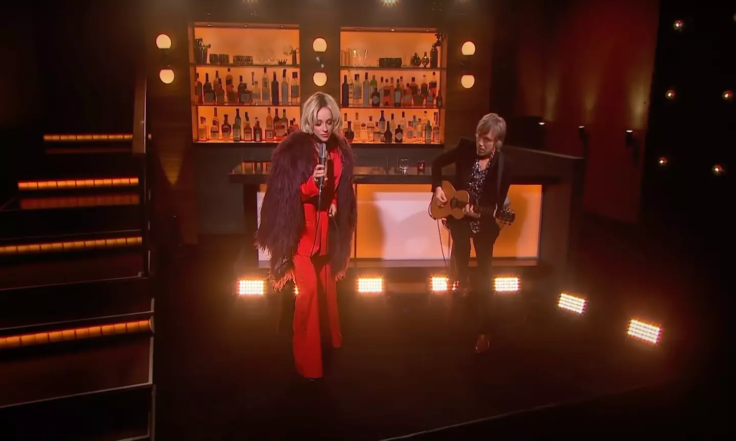 Se St. Vincent Sing From Behind A Bar på "The Late Late Show"