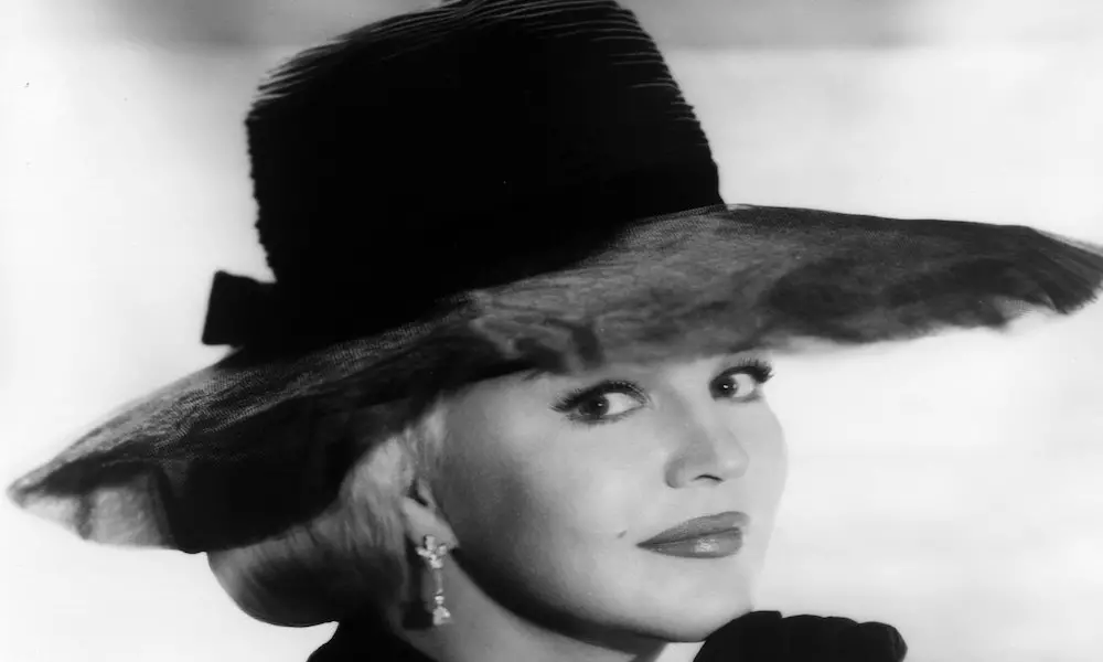 'I'm A Woman': Peggy Lee scrive 'W-O-M-A-N' sul singolo vintage di Capitol