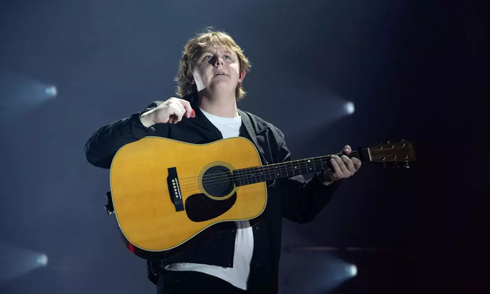 Lewis Capaldi, Mabel Abbey Road को नयाँ साझा स्टेज श्रृंखला खेल्न