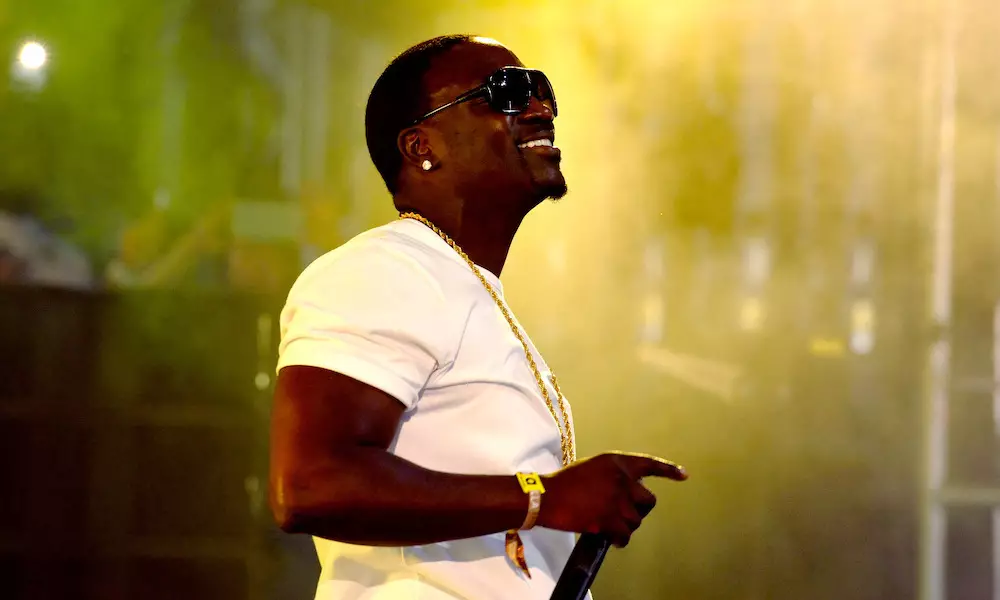 Akon නැවත සකස් කරන ලද වීඩියෝ සමඟ 'දොස්තර' 14 වැනි සංවත්සරය සමරයි