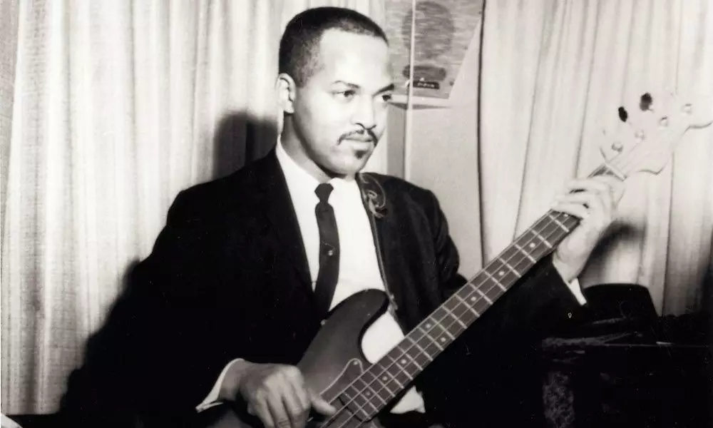 詹姆斯·贾默森 (James Jamerson) 照片：摩城唱片档案馆