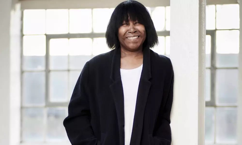 قايىل قىلىش ئۈچۈن ئوچۇق: Joan Armatrading نىڭ ناخشا يېزىش بۇرچى