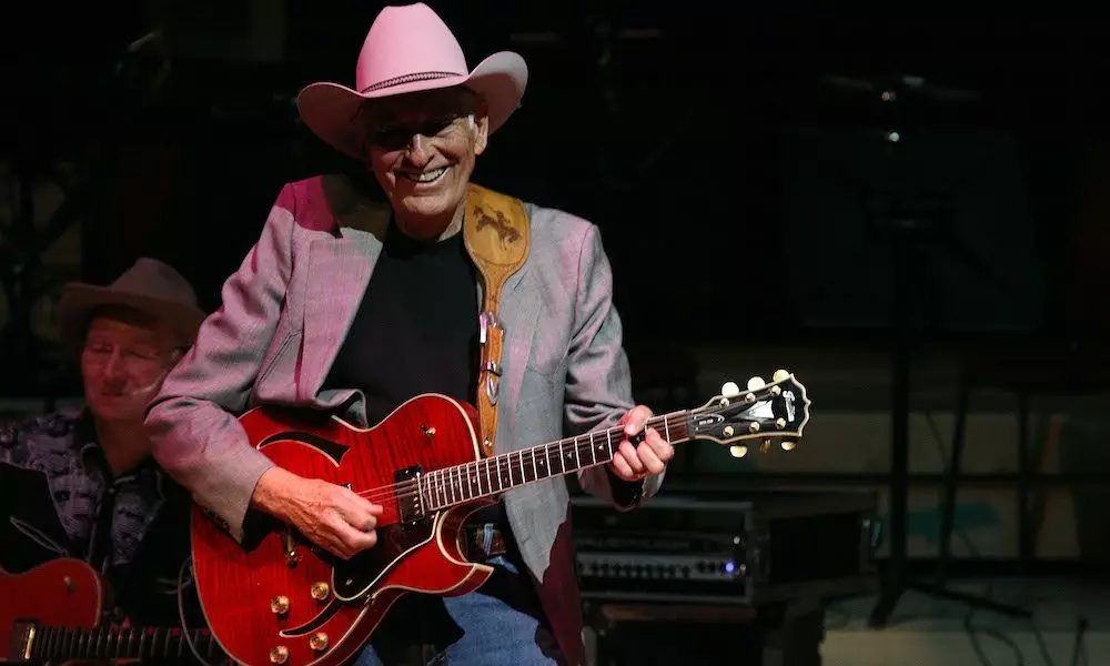 Tommy Allsup fè nan konsè 50yèm anivèsè Buddy Holly Tribute nan Liverpool Philharmonic, 20 mas 2008. Foto: David Munn/WireImage